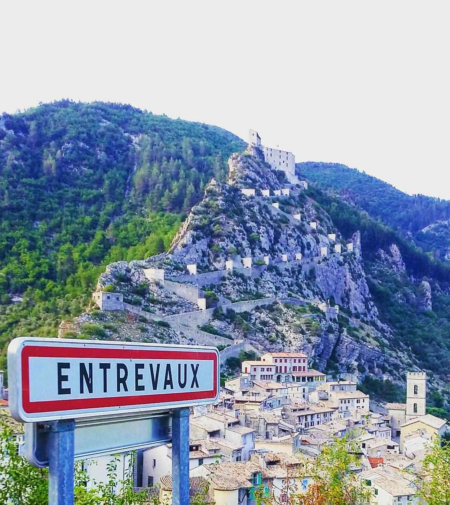 Entrevaux, cité médiévale des Alpes-de-Haute-Provence... | En Provence